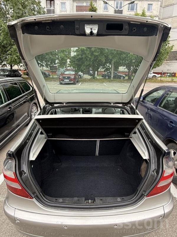 Grey Mercedes-Benz c-220 2004 in Riga, with an engine capacity of 2.20 L and mileage of 244 thousand km for 2600 €, photo 7 on AUTOMOTO.COM.LV
