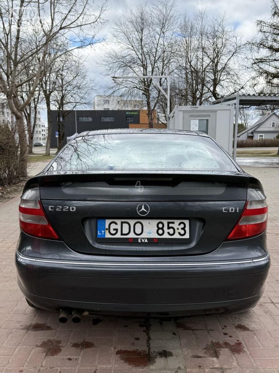 Grey Mercedes-Benz c-220 2006 in Vilnius, with an engine capacity of 2.20 L and mileage of 301 thousand km for 1500 €, photo 5 on AUTOMOTO.COM.LV