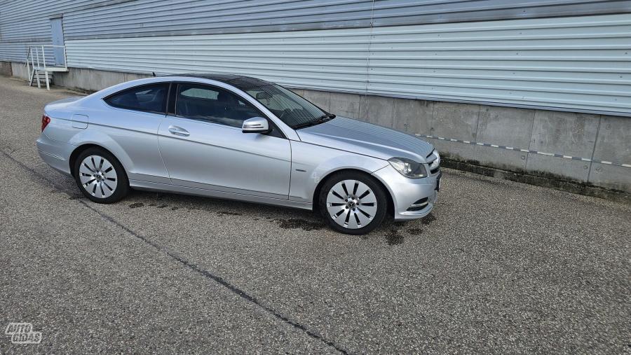 Pelēks Mercedes-Benz c-220 2011 Marijampole, ar dzinēja tilpumu 2.10 L un nobraukumu 353 tūkst. km par 6700 €, foto 5 vietnē AUTOMOTO.COM.LV