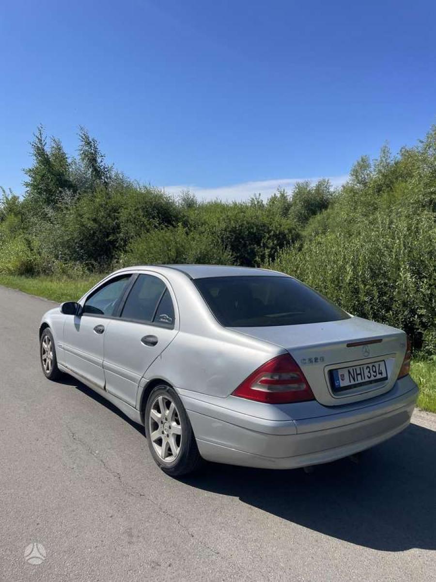 Pelēks Mercedes-Benz c-220 2000 Panevēža, ar dzinēja tilpumu 2.15 L un nobraukumu 450 tūkst. km par 850 €, foto 1 vietnē AUTOMOTO.COM.LV