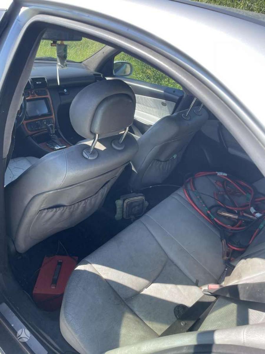 Pelēks Mercedes-Benz c-220 2000 Panevēža, ar dzinēja tilpumu 2.15 L un nobraukumu 450 tūkst. km par 850 €, foto 7 vietnē AUTOMOTO.COM.LV