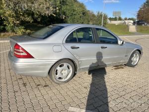 Pelēks Mercedes-Benz c-220 2001 Saldus, ar dzinēja tilpumu 2.20 L un nobraukumu 390 tūkst. km par 1000 €, foto 8 vietnē AUTOMOTO.COM.LV