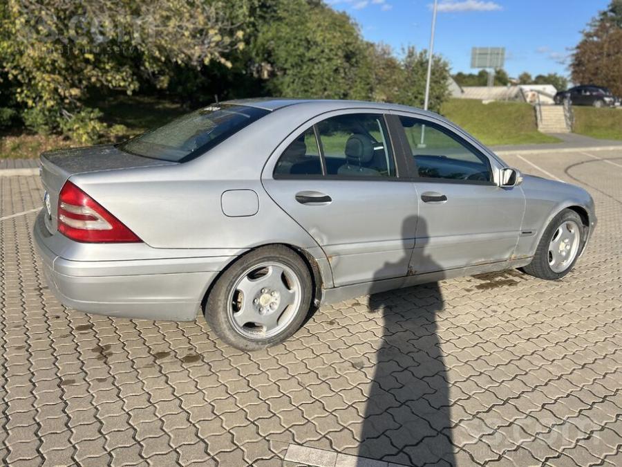 Pelēks Mercedes-Benz c-220 2001 Saldus, ar dzinēja tilpumu 2.20 L un nobraukumu 390 tūkst. km par 1000 €, foto 8 vietnē AUTOMOTO.COM.LV
