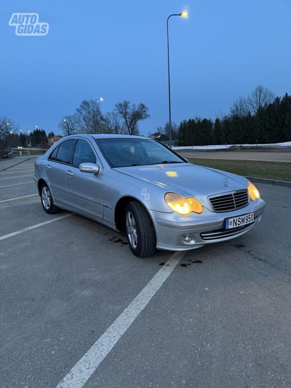 Grey Mercedes-Benz c-220 2002 in Panevezys, with an engine capacity of 2.10 L and mileage of 415 thousand km for 1400 €, photo 1 on AUTOMOTO.COM.LV