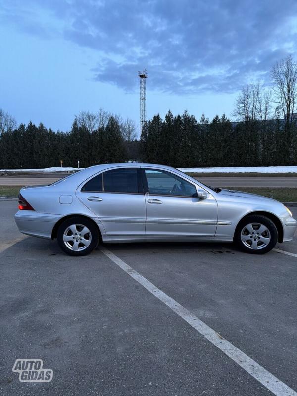 Grey Mercedes-Benz c-220 2002 in Panevezys, with an engine capacity of 2.10 L and mileage of 415 thousand km for 1400 €, photo 2 on AUTOMOTO.COM.LV