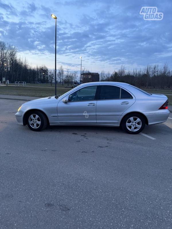 Grey Mercedes-Benz c-220 2002 in Panevezys, with an engine capacity of 2.10 L and mileage of 415 thousand km for 1400 €, photo 6 on AUTOMOTO.COM.LV