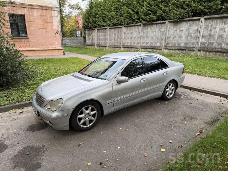 Grey Mercedes-Benz c-220 2002 in Riga, with an engine capacity of 2.70 L and mileage of 365 thousand km for 1400 €, photo 1 on AUTOMOTO.COM.LV