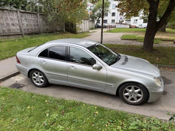 Мерседес Ц 220 2002 в Рига на AUTOMOTO.COM.LV Серый Мерседес Ц 220 2002 в Рига, объемом двигателя 2.70 л и пробегом 365 тыс. км за 1400 €, фото 4 на AUTOMOTO.COM.LV