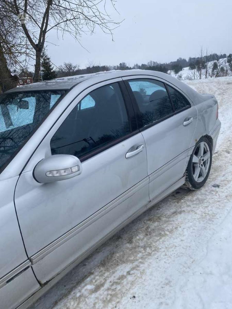 Grey Mercedes-Benz c-220 2003 in Trakai, with an engine capacity of 2.15 L and mileage of 368 thousand km for 1100 €, photo 3 on AUTOMOTO.COM.LV