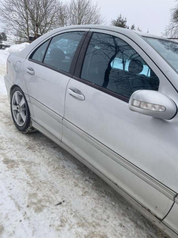 Grey Mercedes-Benz c-220 2003 in Trakai, with an engine capacity of 2.15 L and mileage of 368 thousand km for 1100 €, photo 4 on AUTOMOTO.COM.LV