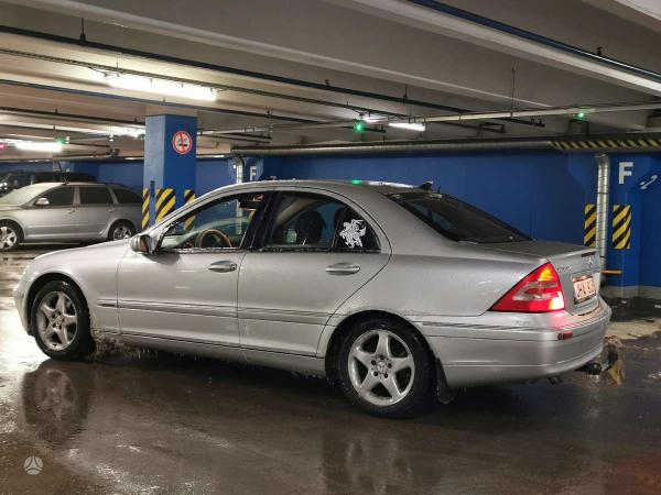 Pelēks Mercedes-Benz c-220 2003 Viļņa, ar dzinēja tilpumu 2.20 L un nobraukumu 322 tūkst. km par 1850 €, foto 4 vietnē AUTOMOTO.COM.LV