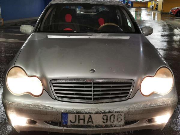 Pelēks Mercedes-Benz c-220 2003 Viļņa, ar dzinēja tilpumu 2.20 L un nobraukumu 322 tūkst. km par 1850 €, foto 7 vietnē AUTOMOTO.COM.LV
