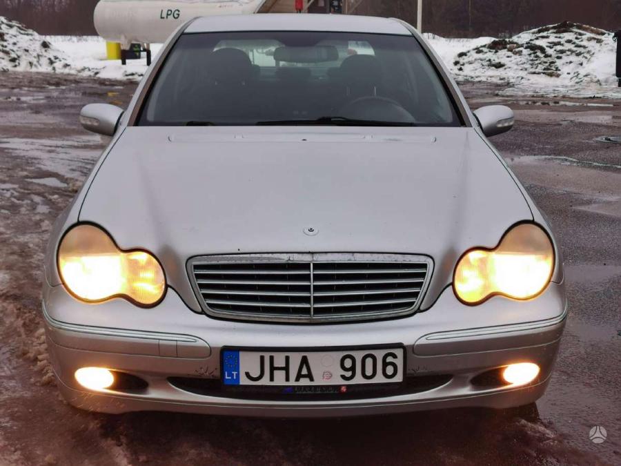 Grey Mercedes-Benz c-220 2003 in Vilnius, with an engine capacity of 2.20 L and mileage of 322 thousand km for 1750 €, photo 1 on AUTOMOTO.COM.LV