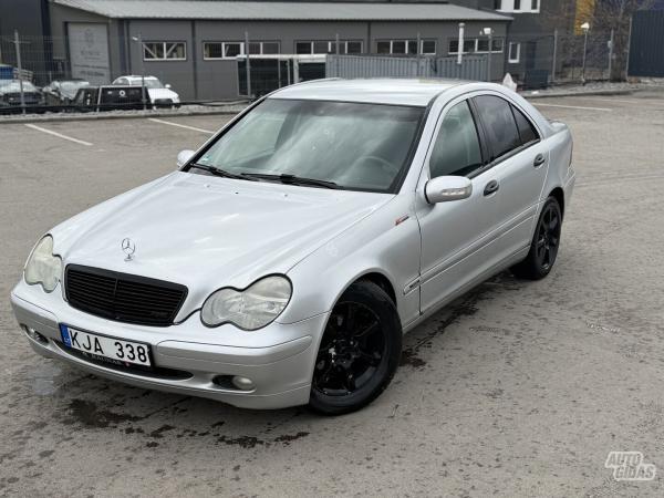 Pelēks Mercedes-Benz c-220 2003 Kauņa, ar dzinēja tilpumu 2.10 L un nobraukumu 29 tūkst. km par 1650 €, foto 1 vietnē AUTOMOTO.COM.LV