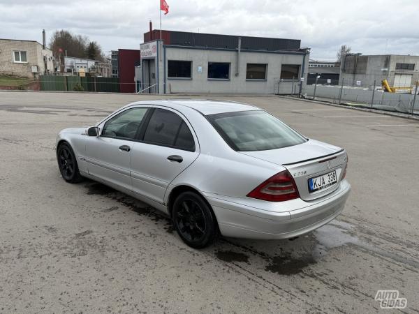 Pelēks Mercedes-Benz c-220 2003 Kauņa, ar dzinēja tilpumu 2.10 L un nobraukumu 29 tūkst. km par 1650 €, foto 9 vietnē AUTOMOTO.COM.LV