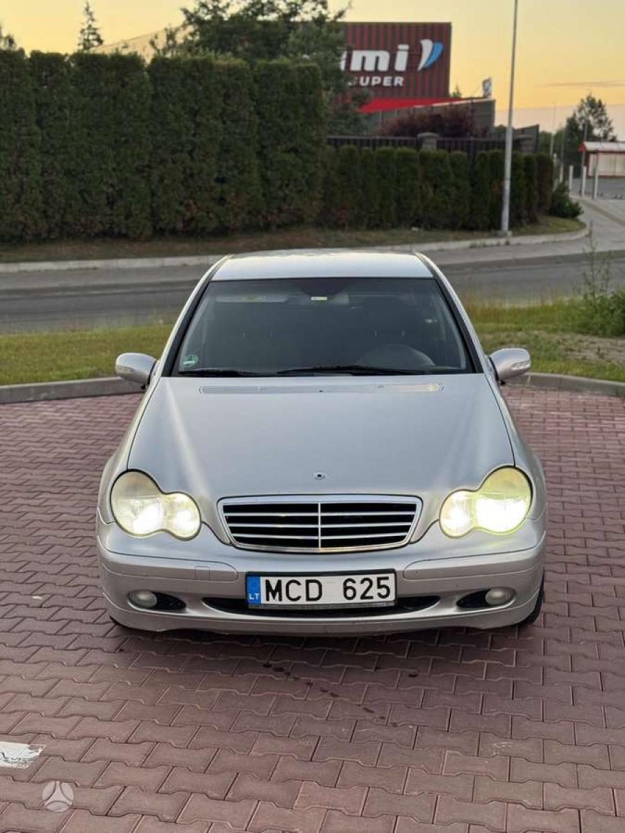 Серый Мерседес Ц 220 2003 в Вильнюс, объемом двигателя 2.20 л и пробегом 387 тыс. км за 2150 €, фото 3 на AUTOMOTO.COM.LV