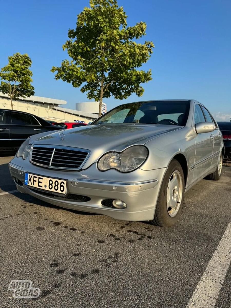 Pelēks Mercedes-Benz c-220 2003 Viļņa, ar dzinēja tilpumu 2.10 L un nobraukumu 220 tūkst. km par 1500 €, foto 1 vietnē AUTOMOTO.COM.LV