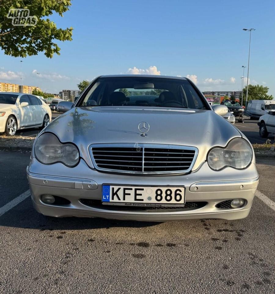 Pelēks Mercedes-Benz c-220 2003 Viļņa, ar dzinēja tilpumu 2.10 L un nobraukumu 220 tūkst. km par 1500 €, foto 3 vietnē AUTOMOTO.COM.LV