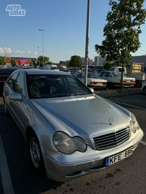Pelēks Mercedes-Benz c-220 2003 Viļņa, ar dzinēja tilpumu 2.10 L un nobraukumu 220 tūkst. km par 1500 €, foto 4 vietnē AUTOMOTO.COM.LV