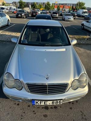 Pelēks Mercedes-Benz c-220 2003 Viļņa, ar dzinēja tilpumu 2.10 L un nobraukumu 220 tūkst. km par 1500 €, foto 5 vietnē AUTOMOTO.COM.LV