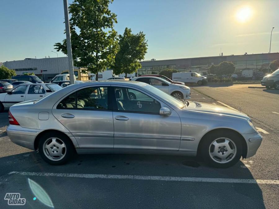 Pelēks Mercedes-Benz c-220 2003 Viļņa, ar dzinēja tilpumu 2.10 L un nobraukumu 220 tūkst. km par 1500 €, foto 6 vietnē AUTOMOTO.COM.LV