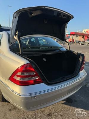 Pelēks Mercedes-Benz c-220 2003 Viļņa, ar dzinēja tilpumu 2.10 L un nobraukumu 220 tūkst. km par 1500 €, foto 10 vietnē AUTOMOTO.COM.LV
