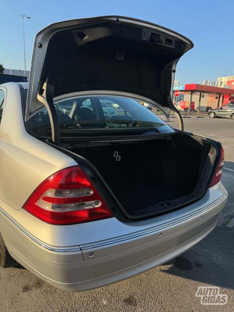 Pelēks Mercedes-Benz c-220 2003 Viļņa, ar dzinēja tilpumu 2.10 L un nobraukumu 220 tūkst. km par 1500 €, foto 10 vietnē AUTOMOTO.COM.LV