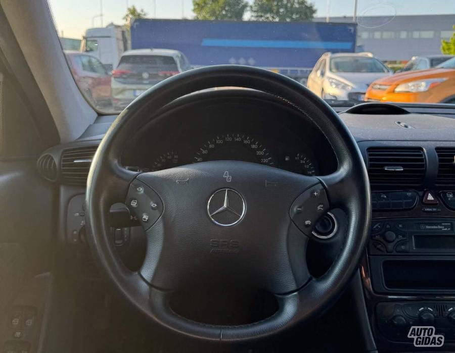 Pelēks Mercedes-Benz c-220 2003 Viļņa, ar dzinēja tilpumu 2.10 L un nobraukumu 220 tūkst. km par 1500 €, foto 12 vietnē AUTOMOTO.COM.LV