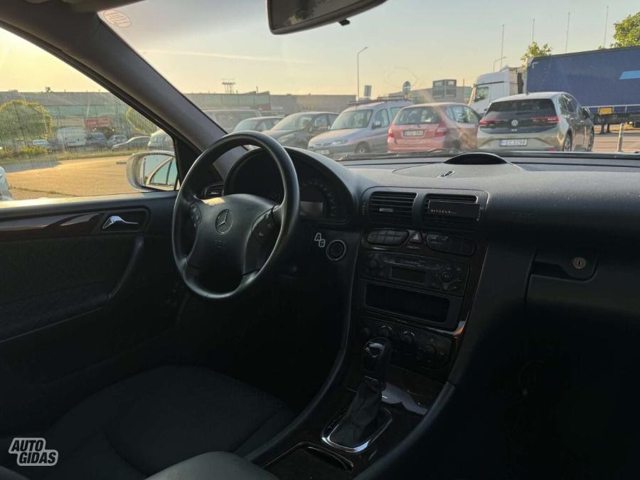 Pelēks Mercedes-Benz c-220 2003 Viļņa, ar dzinēja tilpumu 2.10 L un nobraukumu 220 tūkst. km par 1500 €, foto 14 vietnē AUTOMOTO.COM.LV