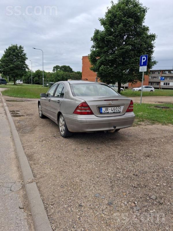 Pelēks Mercedes-Benz c-220 2003 Rēzekne, ar dzinēja tilpumu 2.20 L un nobraukumu 350 tūkst. km par 1350 €, foto 1 vietnē AUTOMOTO.COM.LV