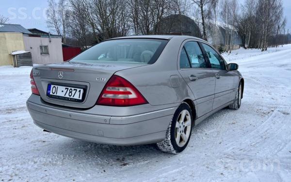 Grey Mercedes-Benz c-220 2004 in Riga, with an engine capacity of 2.10 L and mileage of 298 thousand km for 1450 €, photo 3 on AUTOMOTO.COM.LV