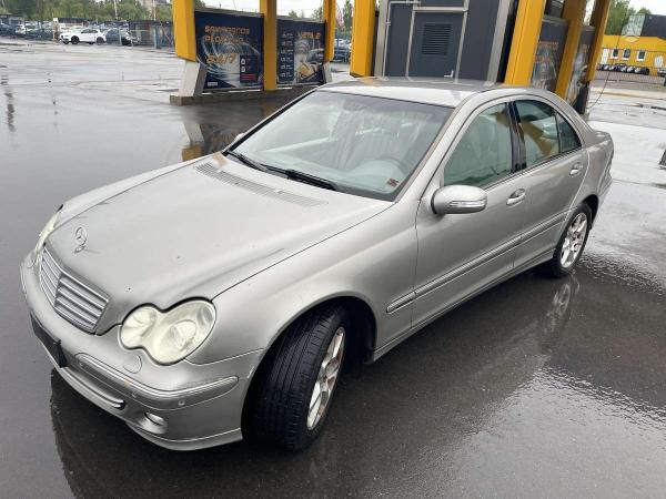 Pelēks Mercedes-Benz c-220 2004 Panevēža, ar dzinēja tilpumu 2.15 L un nobraukumu 203 tūkst. km par 1000 €, foto 1 vietnē AUTOMOTO.COM.LV