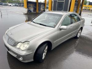 Pelēks Mercedes-Benz c-220 2004 Panevēža, ar dzinēja tilpumu 2.15 L un nobraukumu 203 tūkst. km par 1000 €, foto  vietnē AUTOMOTO.COM.LV