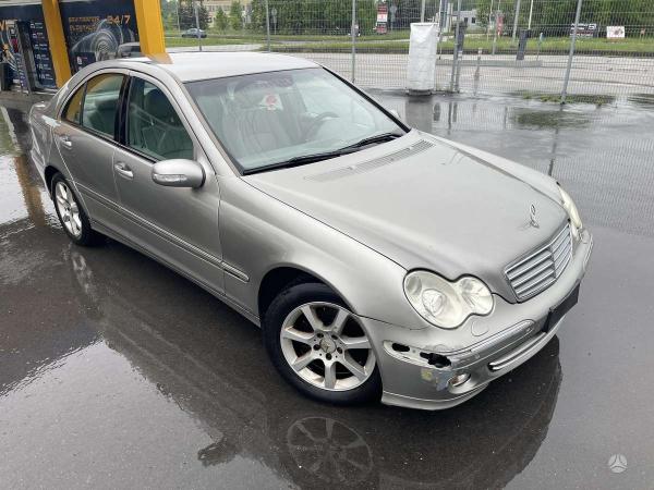 Pelēks Mercedes-Benz c-220 2004 Panevēža, ar dzinēja tilpumu 2.15 L un nobraukumu 203 tūkst. km par 1000 €, foto 2 vietnē AUTOMOTO.COM.LV