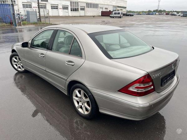 Pelēks Mercedes-Benz c-220 2004 Panevēža, ar dzinēja tilpumu 2.15 L un nobraukumu 203 tūkst. km par 1000 €, foto 4 vietnē AUTOMOTO.COM.LV