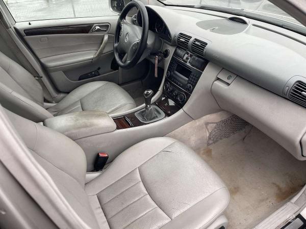 Pelēks Mercedes-Benz c-220 2004 Panevēža, ar dzinēja tilpumu 2.15 L un nobraukumu 203 tūkst. km par 1000 €, foto 6 vietnē AUTOMOTO.COM.LV