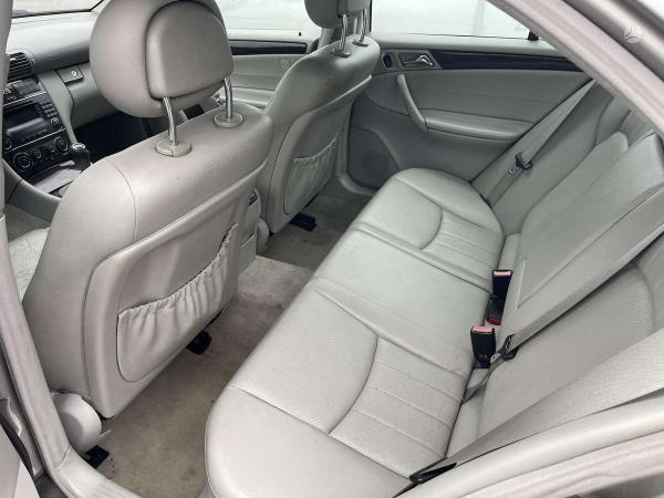 Pelēks Mercedes-Benz c-220 2004 Panevēža, ar dzinēja tilpumu 2.15 L un nobraukumu 203 tūkst. km par 1000 €, foto 7 vietnē AUTOMOTO.COM.LV