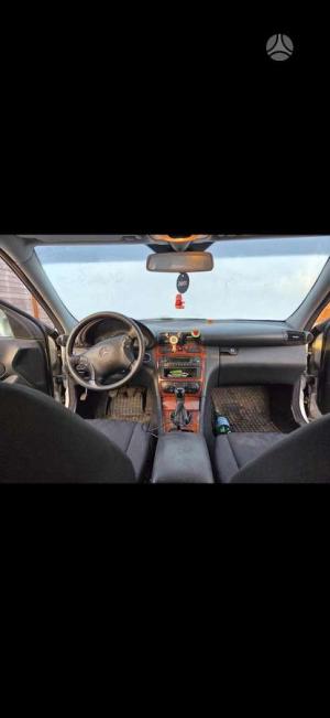 Pelēks Mercedes-Benz c-220 2004 Viļņa, ar dzinēja tilpumu 2.15 L un nobraukumu 300 tūkst. km par 1800 €, foto 3 vietnē AUTOMOTO.COM.LV