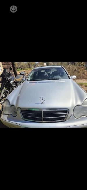 Pelēks Mercedes-Benz c-220 2004 Viļņa, ar dzinēja tilpumu 2.15 L un nobraukumu 300 tūkst. km par 1800 €, foto 4 vietnē AUTOMOTO.COM.LV