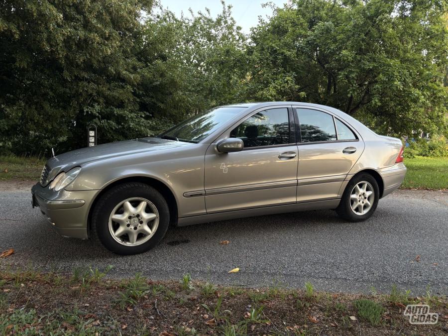 Pelēks Mercedes-Benz c-220 2004 Joniškis, ar dzinēja tilpumu 2.20 L un nobraukumu 357 tūkst. km par 1350 €, foto 3 vietnē AUTOMOTO.COM.LV