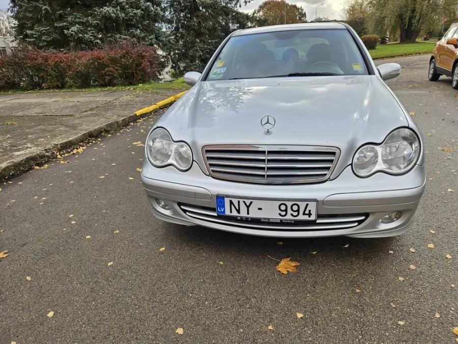Серый Мерседес Ц 220 2005 в Екабпилс, объемом двигателя 2.20 л и пробегом 286 тыс. км за 2950 €, фото 3 на AUTOMOTO.COM.LV