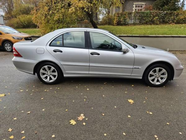 Grey Mercedes-Benz c-220 2005 in Jekabpils, with an engine capacity of 2.20 L and mileage of 286 thousand km for 2950 €, photo 5 on AUTOMOTO.COM.LV