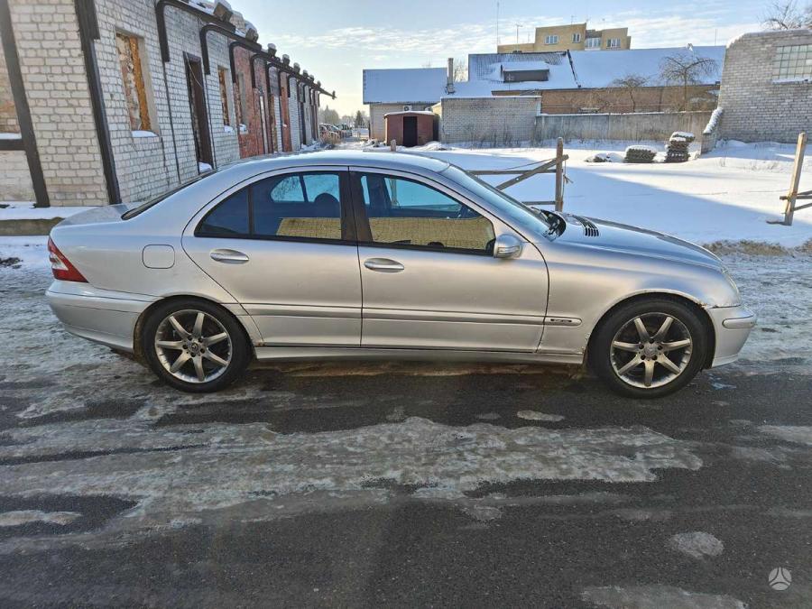 Pelēks Mercedes-Benz c-220 2006 Ukmergė, ar dzinēja tilpumu 2.20 L un nobraukumu 273 tūkst. km par 1250 €, foto 4 vietnē AUTOMOTO.COM.LV
