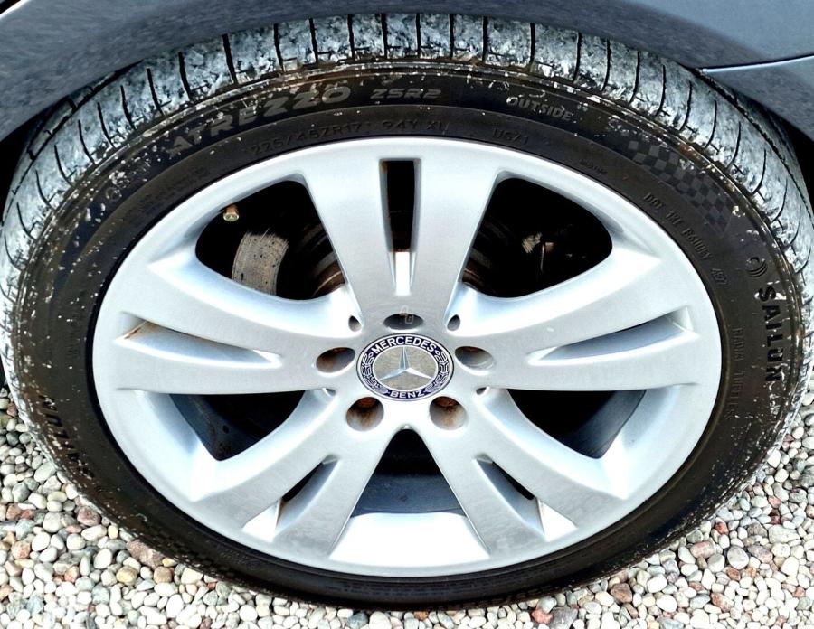 Grey Mercedes-Benz c-220 2007 in Kretinga, with an engine capacity of 2.20 L and mileage of 205 thousand km for 5199 €, photo 15 on AUTOMOTO.COM.LV