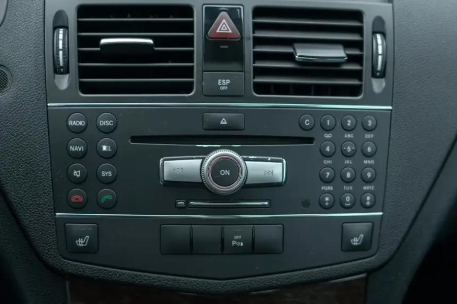 Серый Мерседес Ц 220 2007 в Лиепая, объемом двигателя 2.20 л и пробегом 241 тыс. км за 6250 €, фото 15 на AUTOMOTO.COM.LV