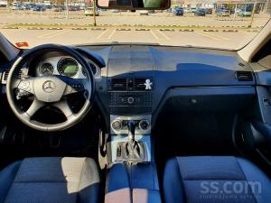 Pelēks Mercedes-Benz c-220 2007 Rīga, ar dzinēja tilpumu 2.20 L un nobraukumu 371 tūkst. km par 3600 €, foto 6 vietnē AUTOMOTO.COM.LV