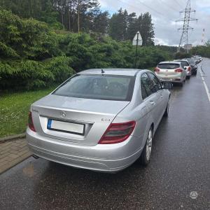 Grey Mercedes-Benz c-220 2007 in Vilnius, with an engine capacity of 2.15 L and mileage of 315 thousand km for 3000 €, photo 4 on AUTOMOTO.COM.LV