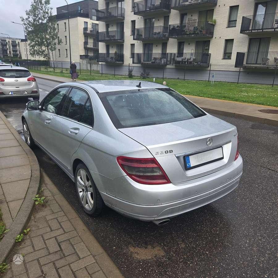 Grey Mercedes-Benz c-220 2007 in Vilnius, with an engine capacity of 2.15 L and mileage of 315 thousand km for 3000 €, photo 5 on AUTOMOTO.COM.LV