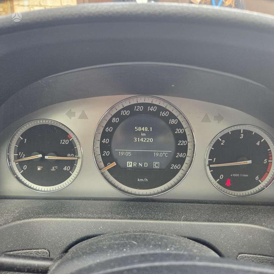 Grey Mercedes-Benz c-220 2007 in Vilnius, with an engine capacity of 2.15 L and mileage of 315 thousand km for 3000 €, photo 11 on AUTOMOTO.COM.LV