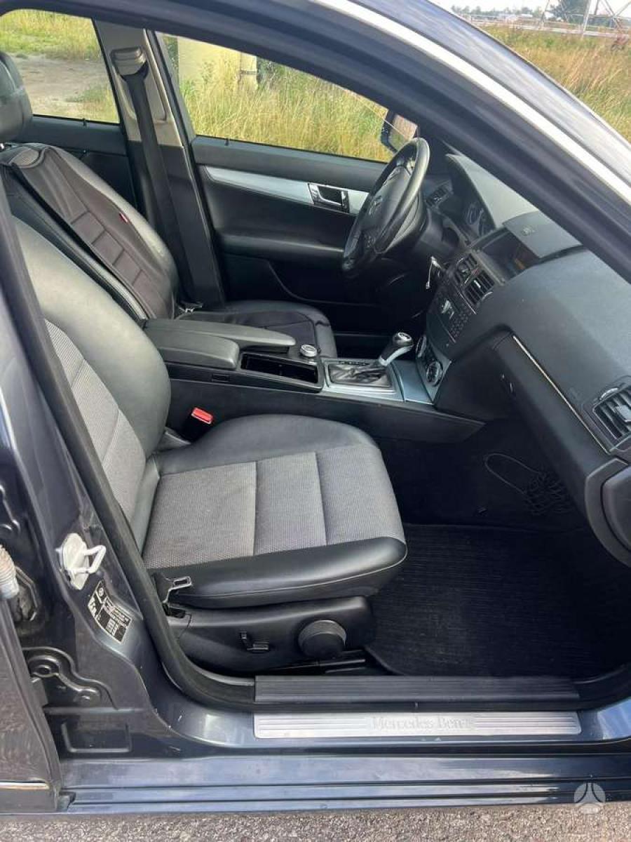 Pelēks Mercedes-Benz c-220 2007 Marijampole, ar dzinēja tilpumu 2.15 L un nobraukumu 330 tūkst. km par 2450 €, foto 8 vietnē AUTOMOTO.COM.LV